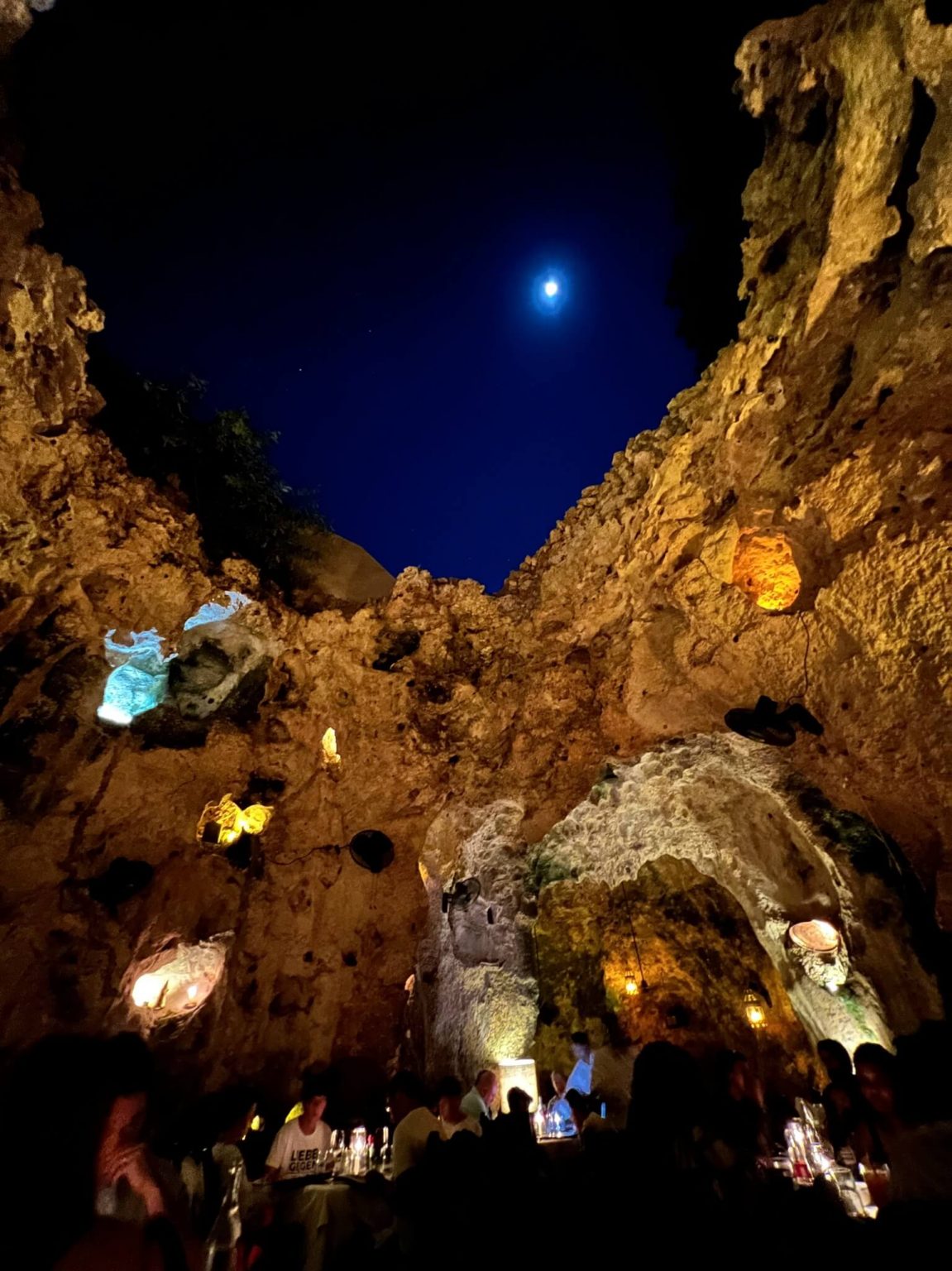 In Kenia unterwegs - Ali Barbours Cave Restaurant | Keniaurlaub